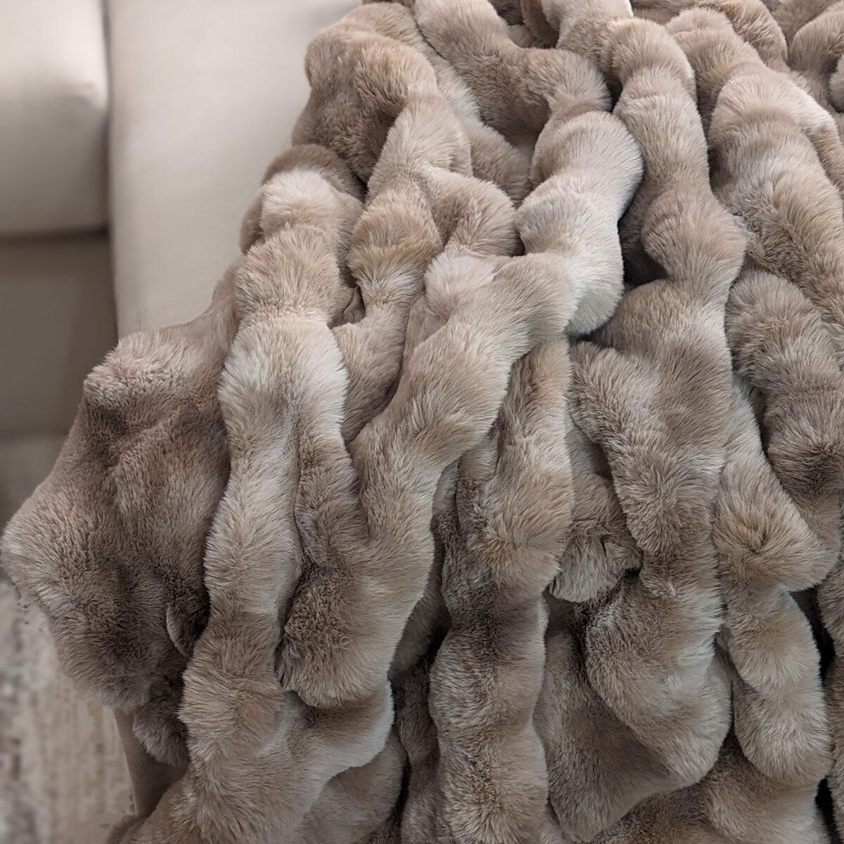 Geneva Bubble Effect Natural Two-toned Luxury Cosy Throw – Rowen Homes