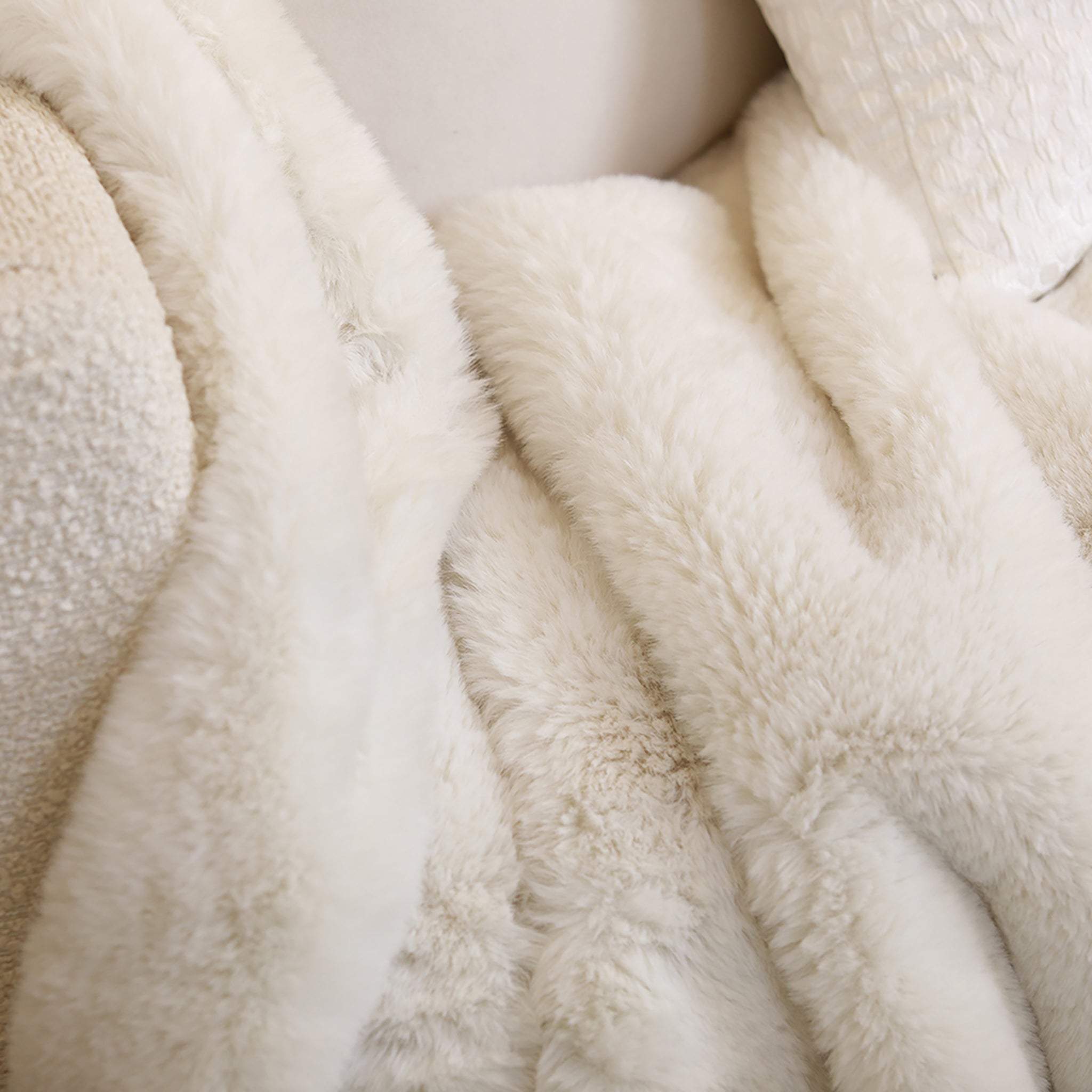 Shop Lili Extra Thick Faux Fur Cream Throw – Rowen Homes